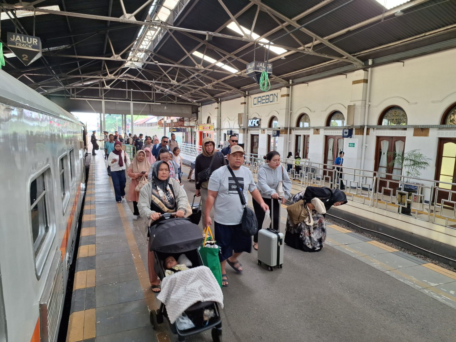 Gema Madani - Penghujung Cuti Bersama Hari Raya Idul Adha, Penumpang ...